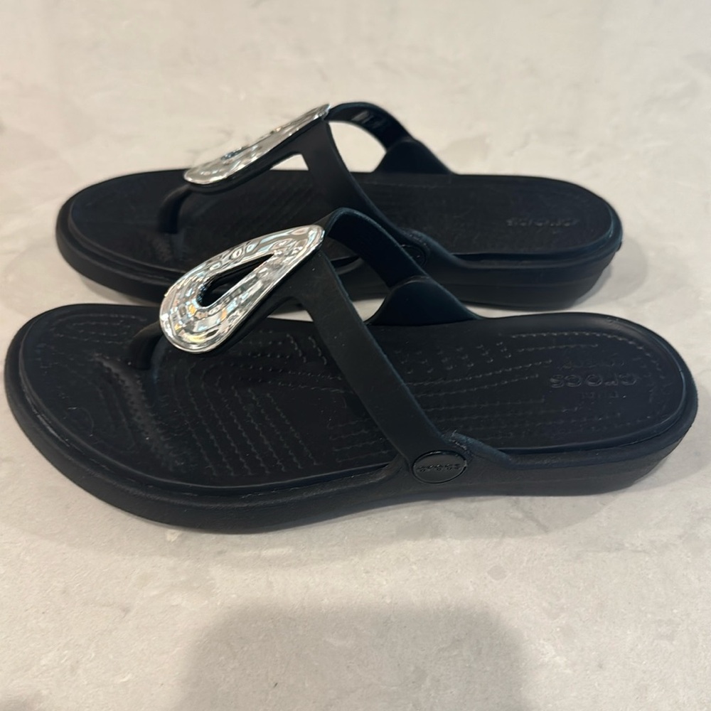 Crocs Women’s Sanrah Liquid Metallic Silver/Black Sho… - Gem